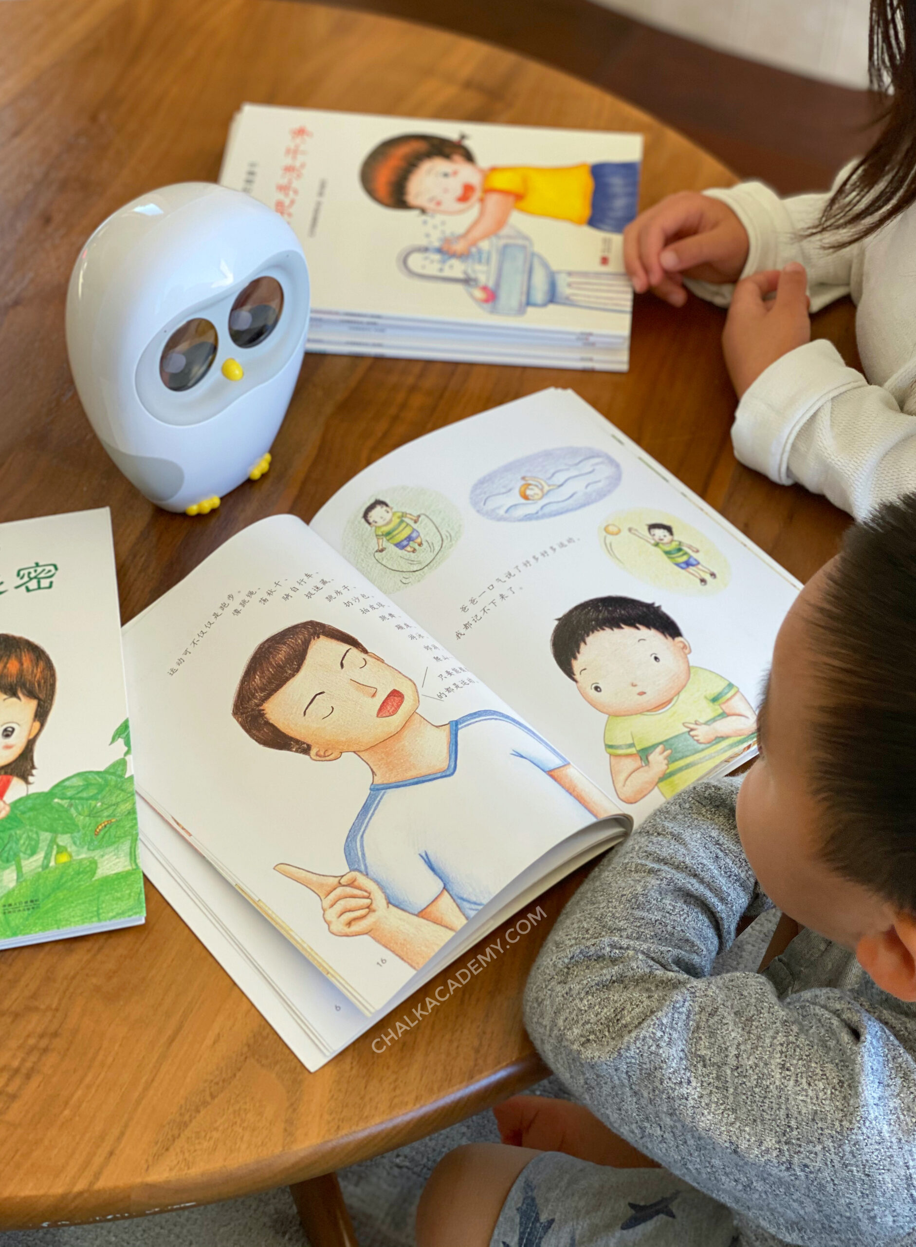 Luka Reading Robot Reads Chinese Books to Bilingual Kids