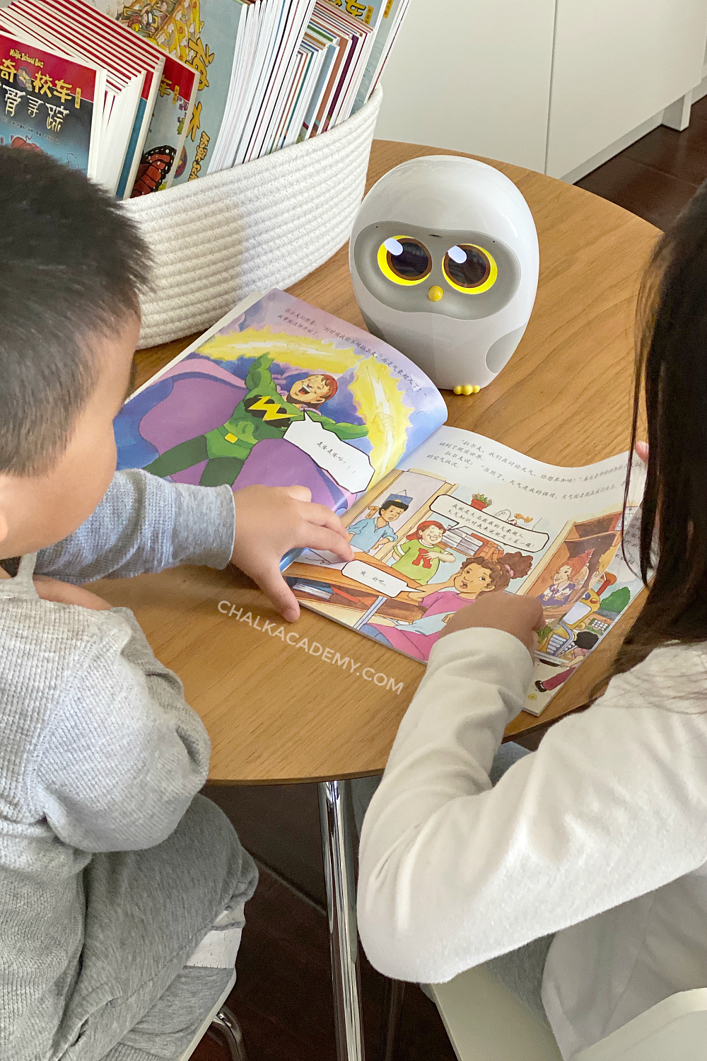 Luka Reading Robot Reads Chinese Books to Bilingual Kids